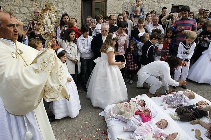 The Spanish Baby Jumping Festival of El Colacho | Amusing Planet